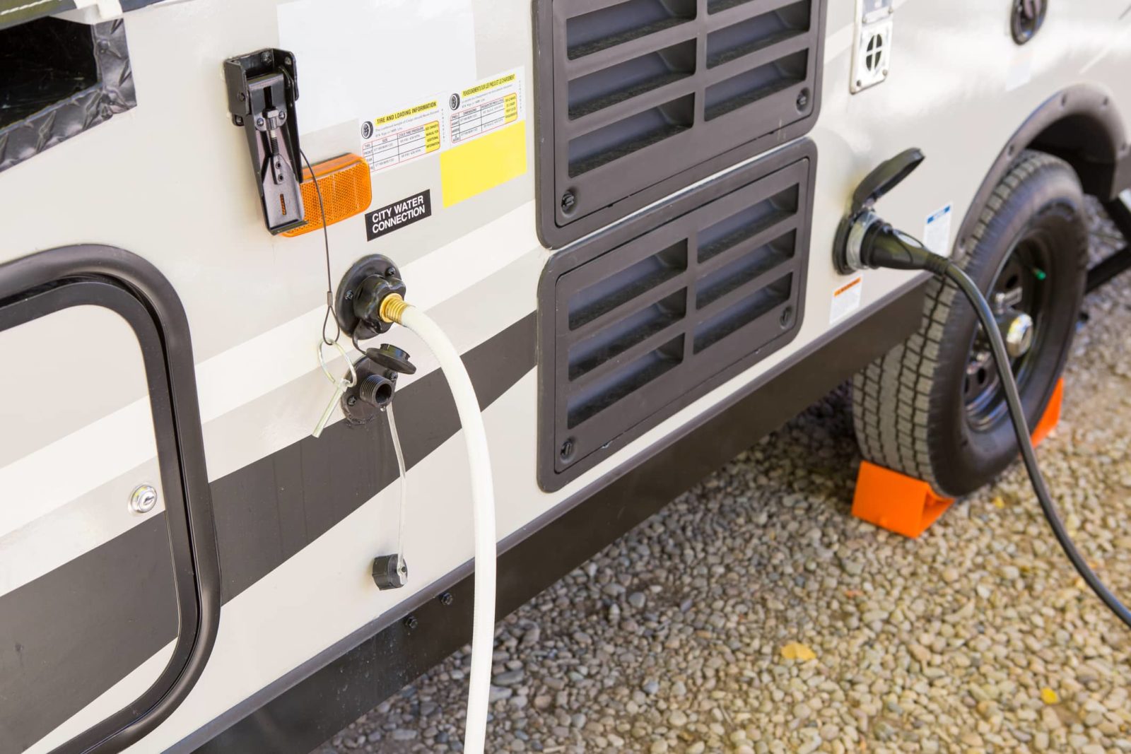 How to Refill the Freshwater Tank during Camping - Camping Mind
